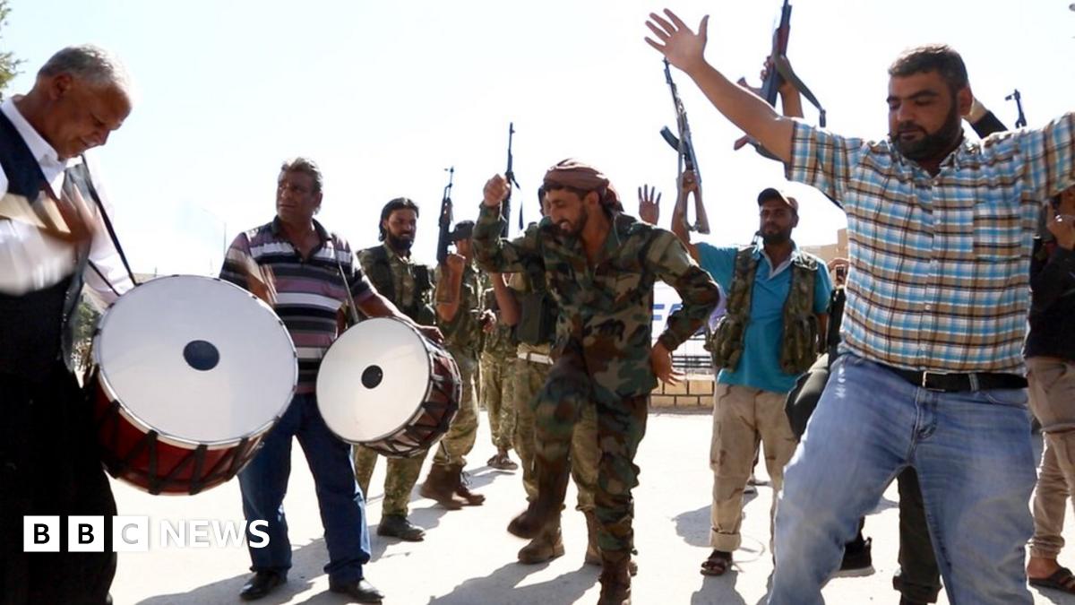 Syria conflict: Life returns to Jarablus after IS flees - BBC News