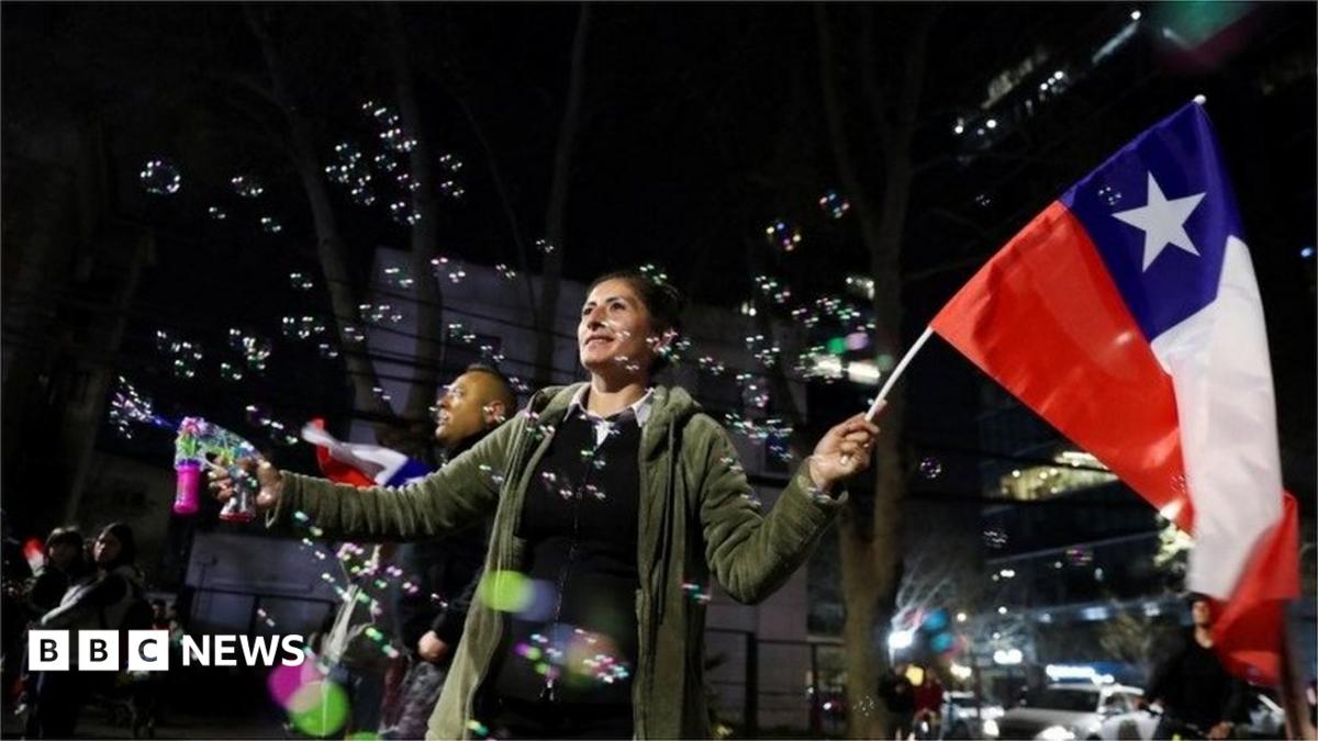 Chile constitution: Voters overwhelmingly reject radical change - BBC News
