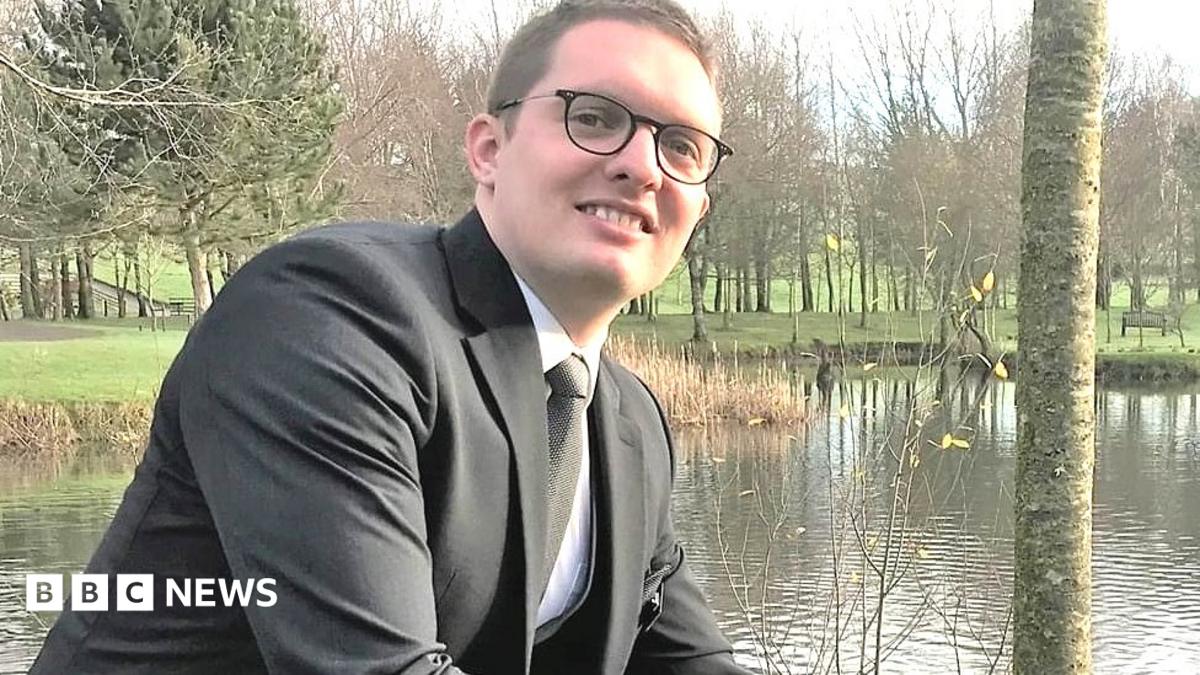 Strangers swap cemeteries to remember loved ones - BBC News