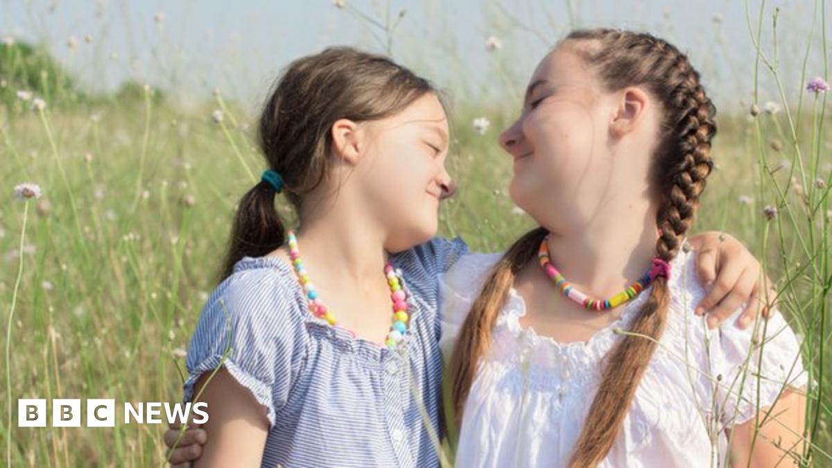 England's children 'less free to play out' - BBC News