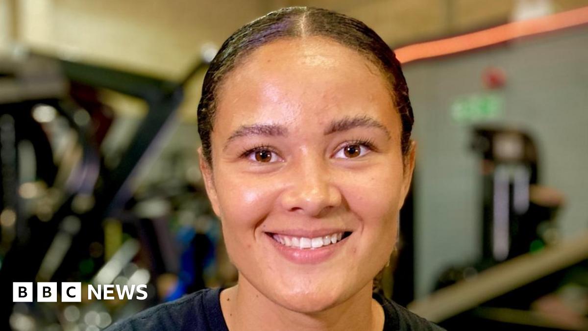 Women's football: 'I'm a pro footballer but I have a second job' - BBC News