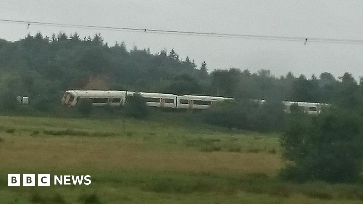 Kent train derailed after hitting herd of cows - BBC News