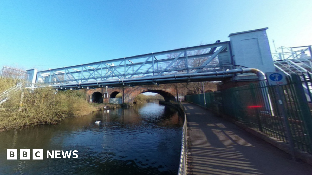 Reading towpath repairs delayed as contractor goes bust - BBC News