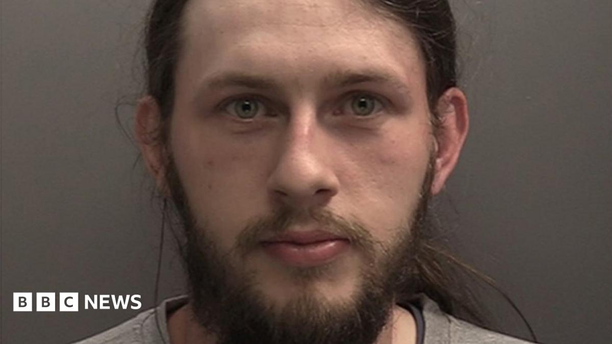 Man jailed for abducting children on Cleethorpes seafront - BBC News