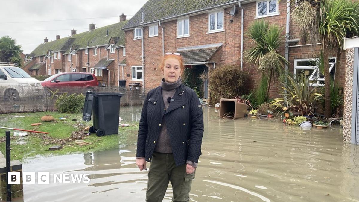 Oxfordshire flooding: Homes and cars submerged after heavy rain - BBC News