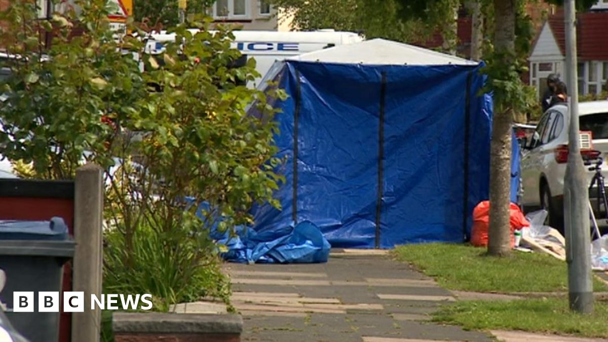 Murder arrest after man stabbed to death in Great Barr - BBC News