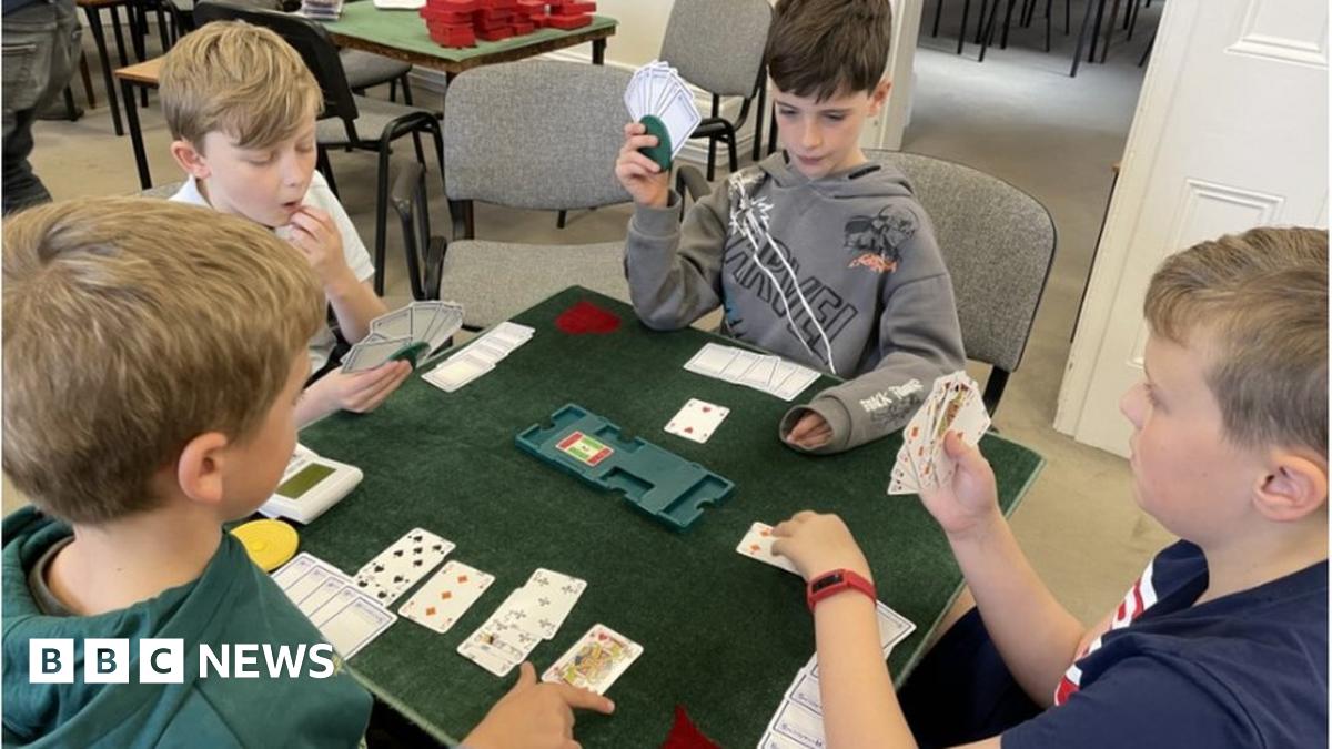 Cheltenham Bridge Club attracting younger players to the game - BBC News