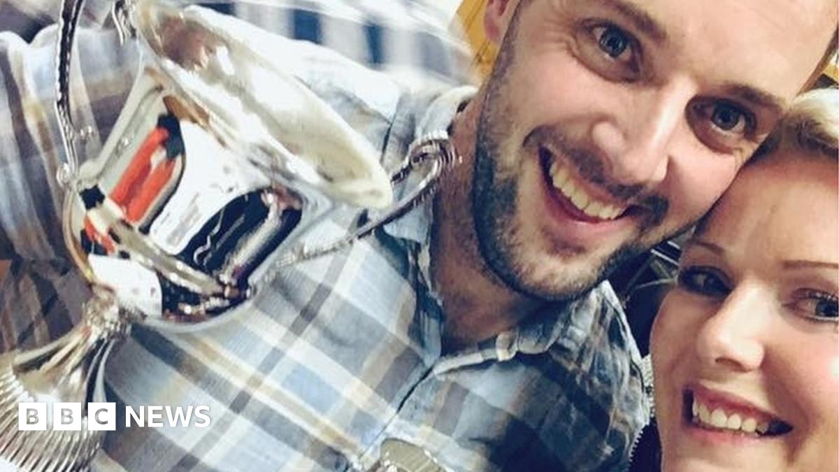 Manx motorbike racing legend wins Bonnag baking prize - BBC News