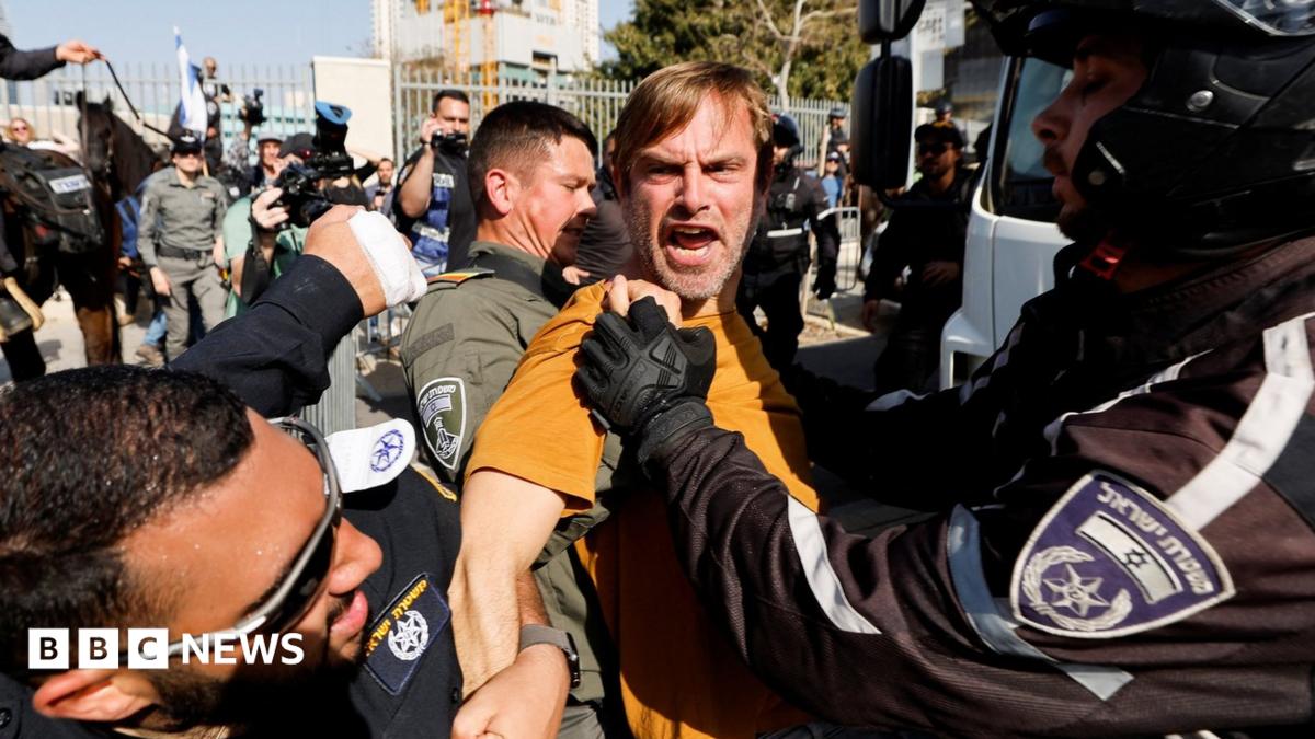 Israel police crack down on protests against judicial reforms - BBC News