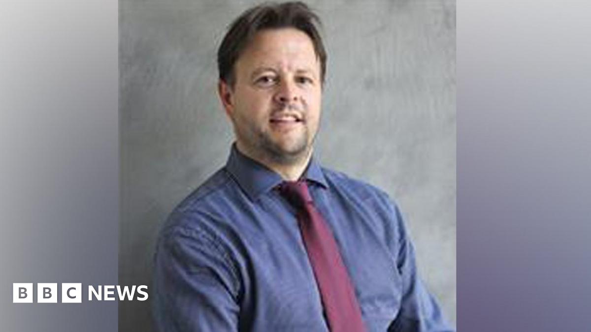 Ipswich Tory councillor suspended for pro-Russia posts - BBC News