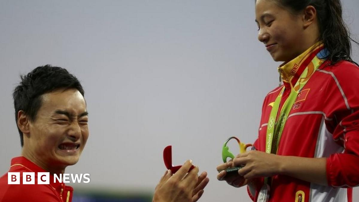 Rio 2016: A marriage proposal at the Olympics medal ceremony - BBC News