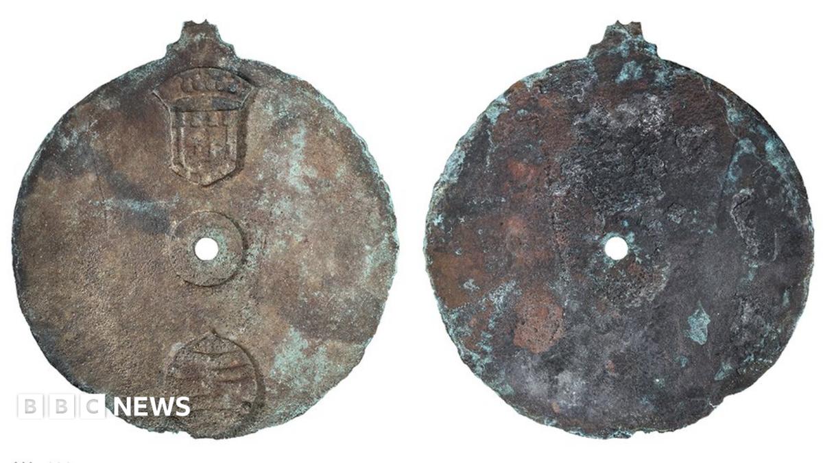 Astrolabe: Shipwreck find 'earliest navigation tool' - BBC News