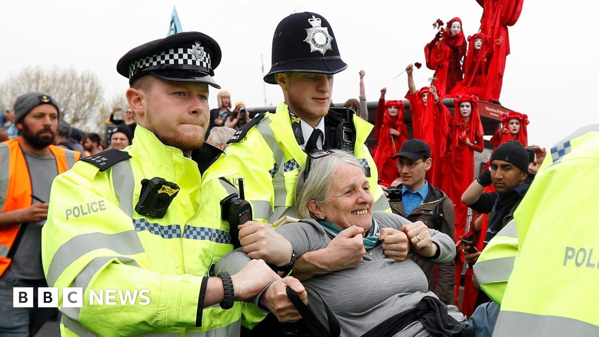 Extinction Rebellion London protest: 290 arrested - BBC News