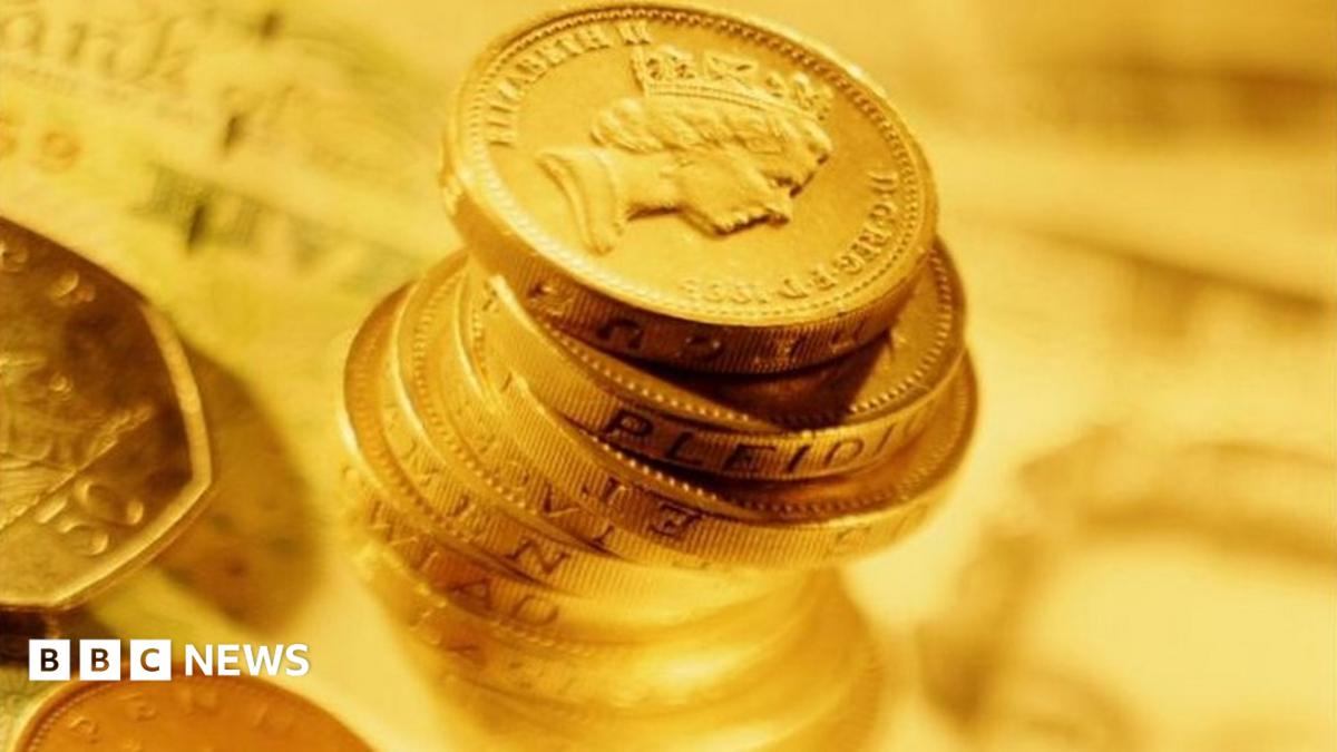 Economic forecaster predicts 'sharp slowdown' over Brexit - BBC News