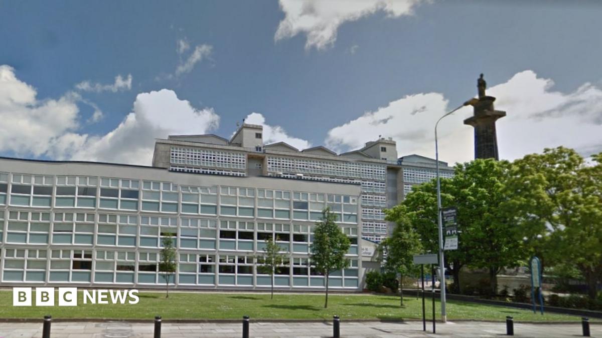 Hull College principal resigns after five months in job - BBC News