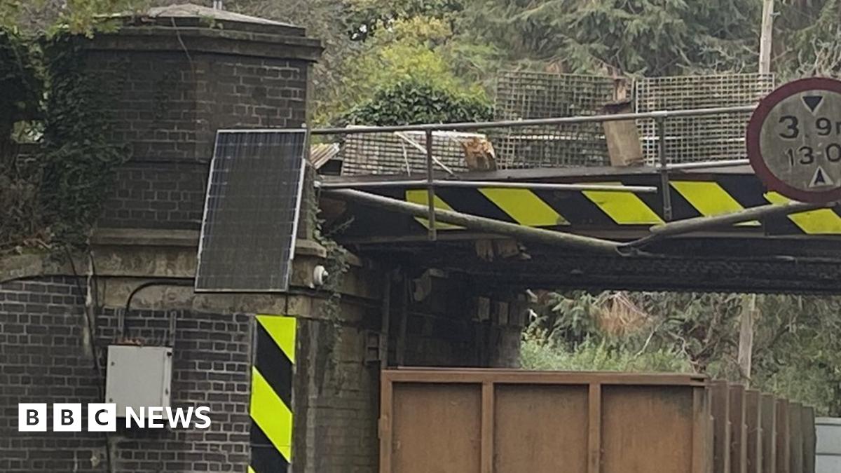 Rail disruption to continue after Rutland bridge strike - BBC News