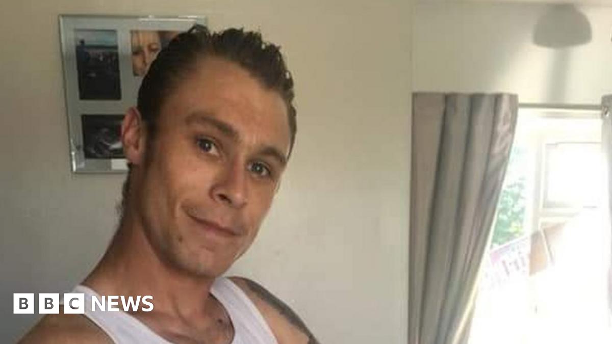 Blyth murder: Arrests made after Man dies in house assault - BBC News