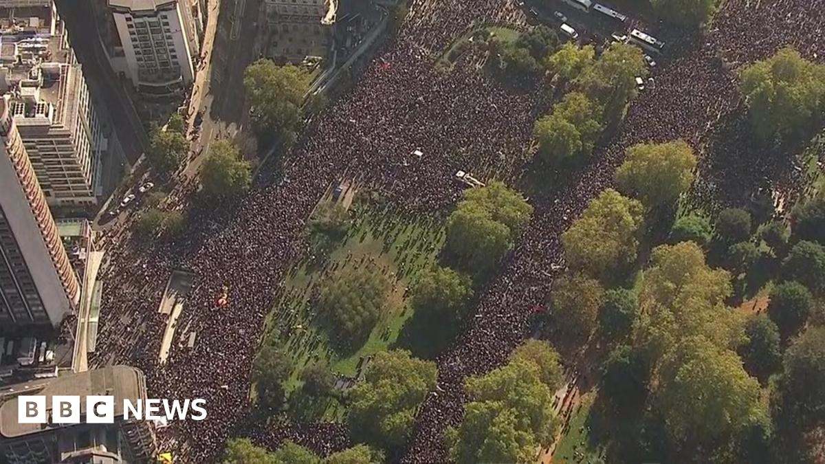 People's Vote march: Hundreds of thousands attend London protest - BBC News