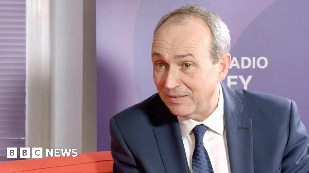 Deputy Farnham picks new council of ministers in Jersey - BBC News