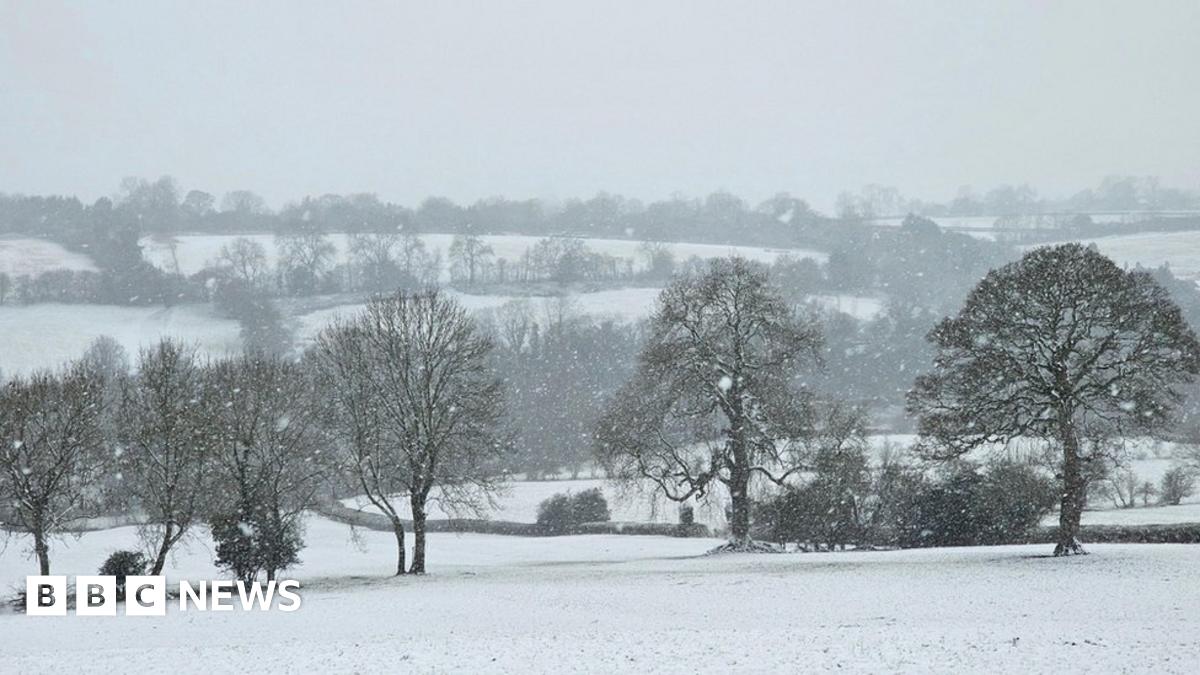 Snow causes disruption to travel and schools in East Midlands - BBC News