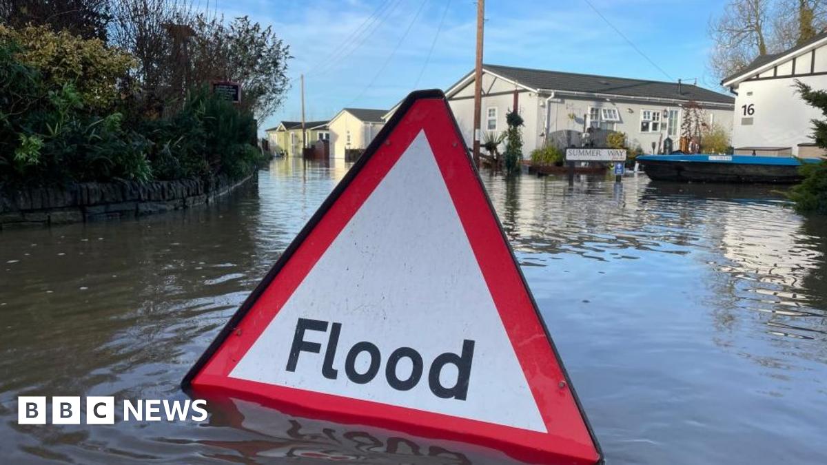UK weather: Heavy rain and flooding across England - BBC News
