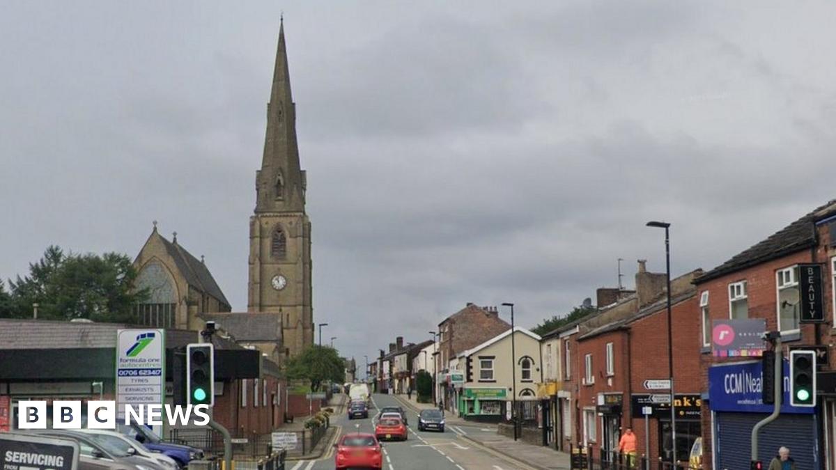 Rochdale crash: Girl seriously injured in collision - BBC News
