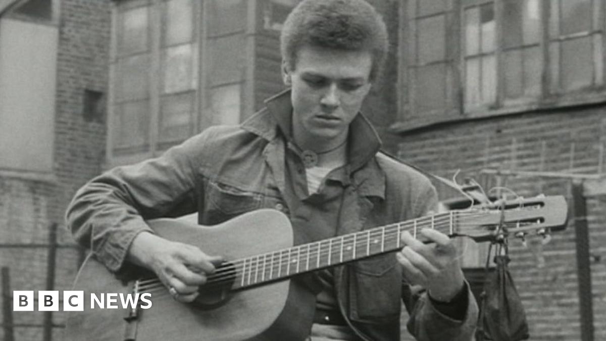 Folk musician Davy Graham honoured with birthplace plaque - BBC News