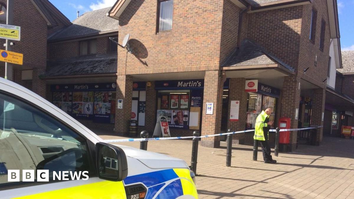 Man stabbed in leg outside Dunstable newsagent - BBC News