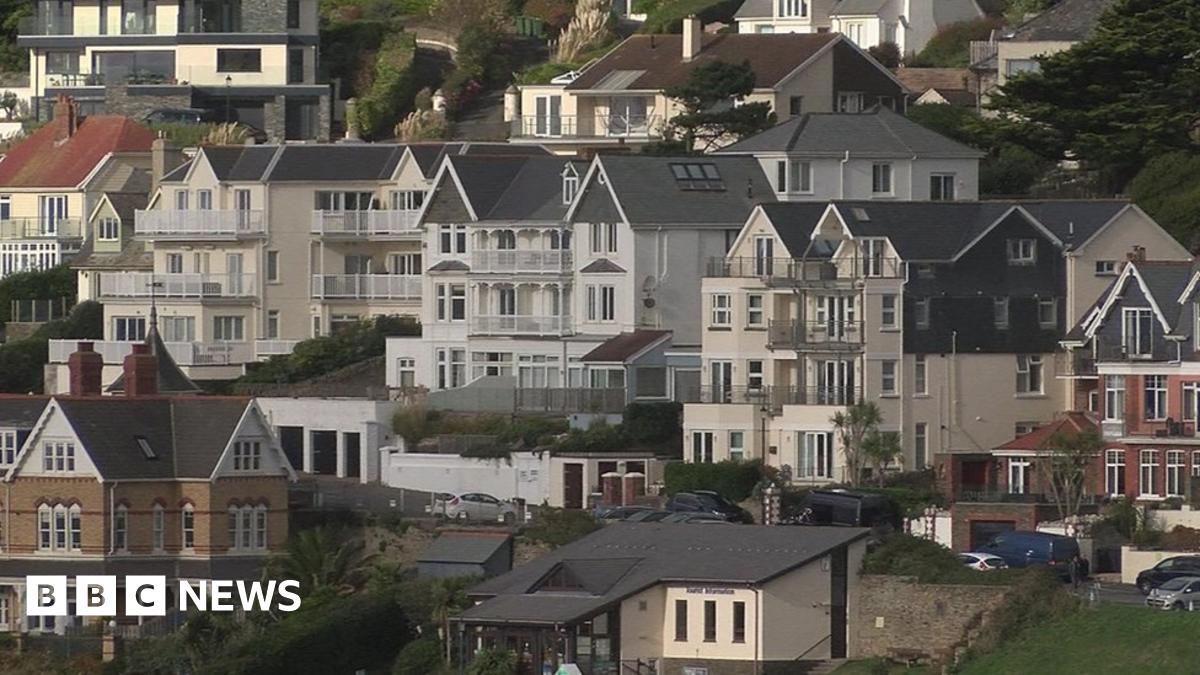 Commission calls for new measures on Devon holiday lets - BBC News