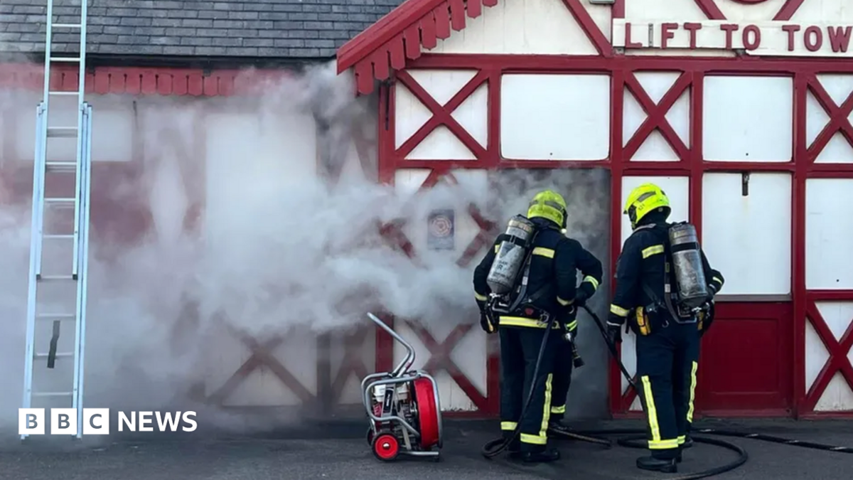 Saltburn Tramway: Fire damage to Victorian lift 'extensive' - BBC News