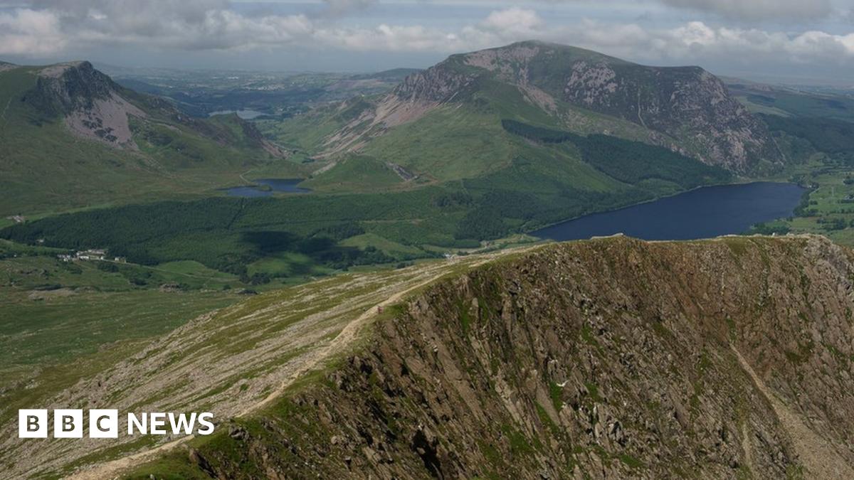 Second walker in three days dies on Snowdon - BBC News