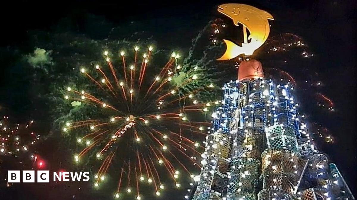 Filey's 'fishtive' lobster pot tree unveiled - BBC News