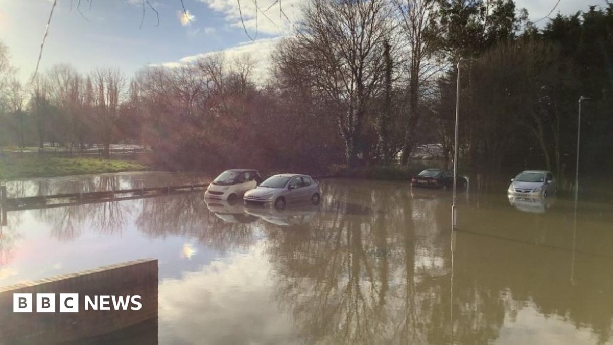 Reading MP calls for more help for flood-hit residents - BBC News
