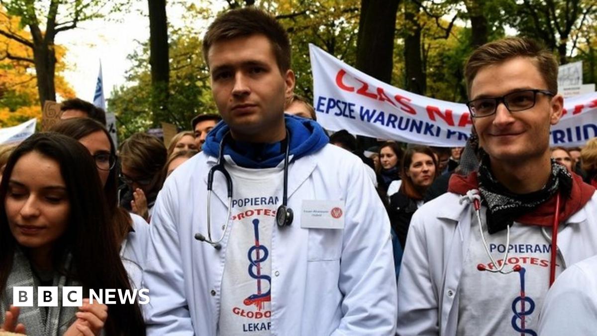 Polish doctors on hunger strike in healthcare row - BBC News