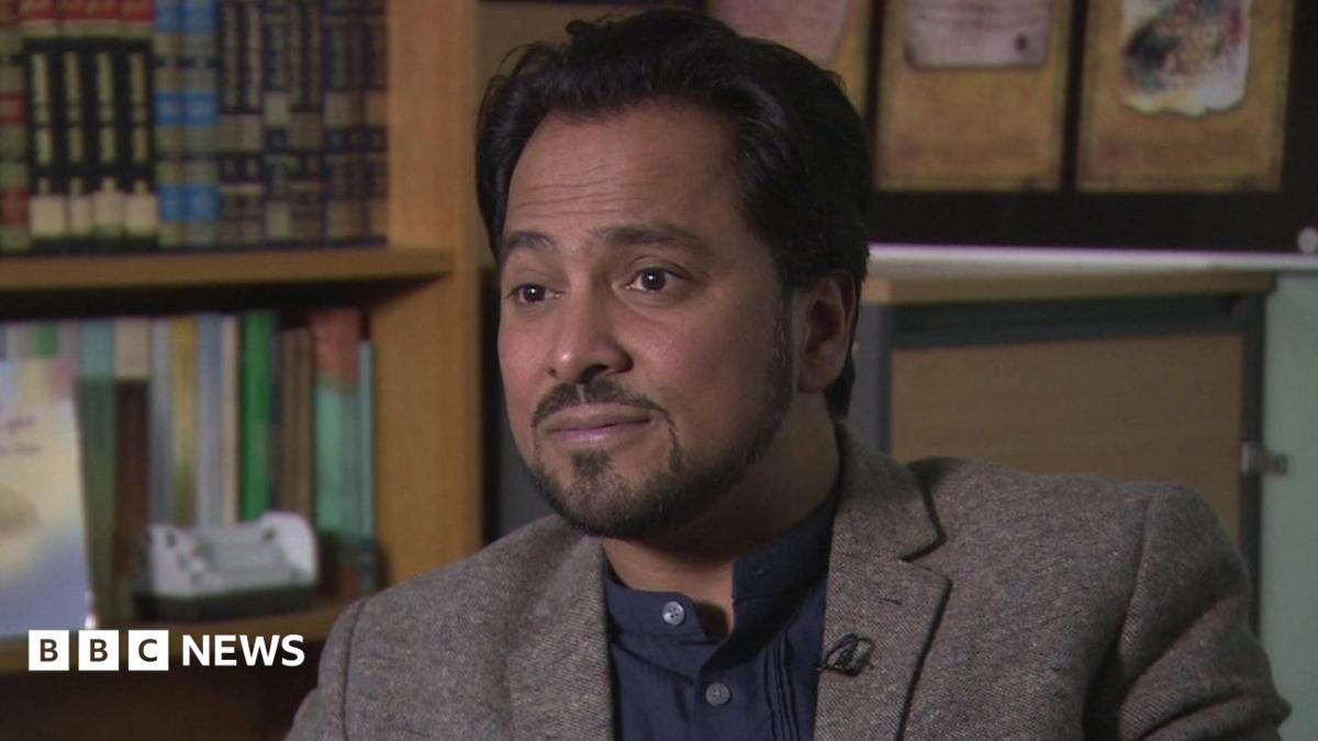 London imam stopped from flying to US over 'Facebook follower' - BBC News