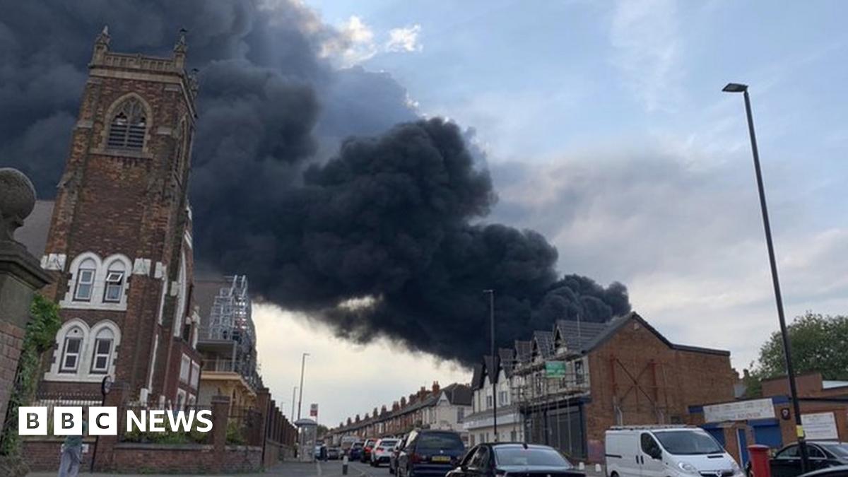 Birmingham fire engulfs Tyseley plastics factory - BBC News