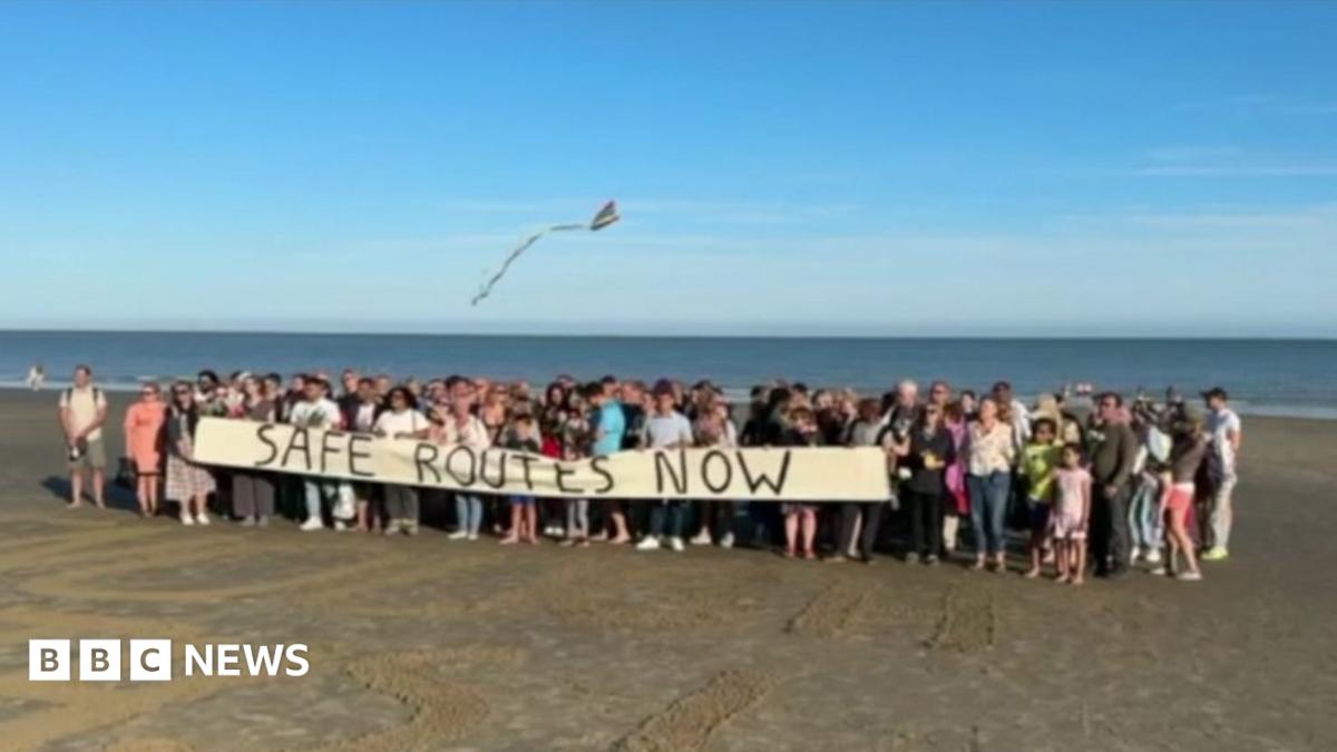 Beach vigil held for Channel migrants who drowned at sea - BBC News