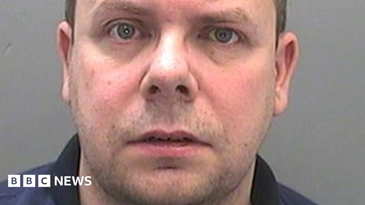 Cub leader Scott Nicholls jailed for grooming girls - BBC News