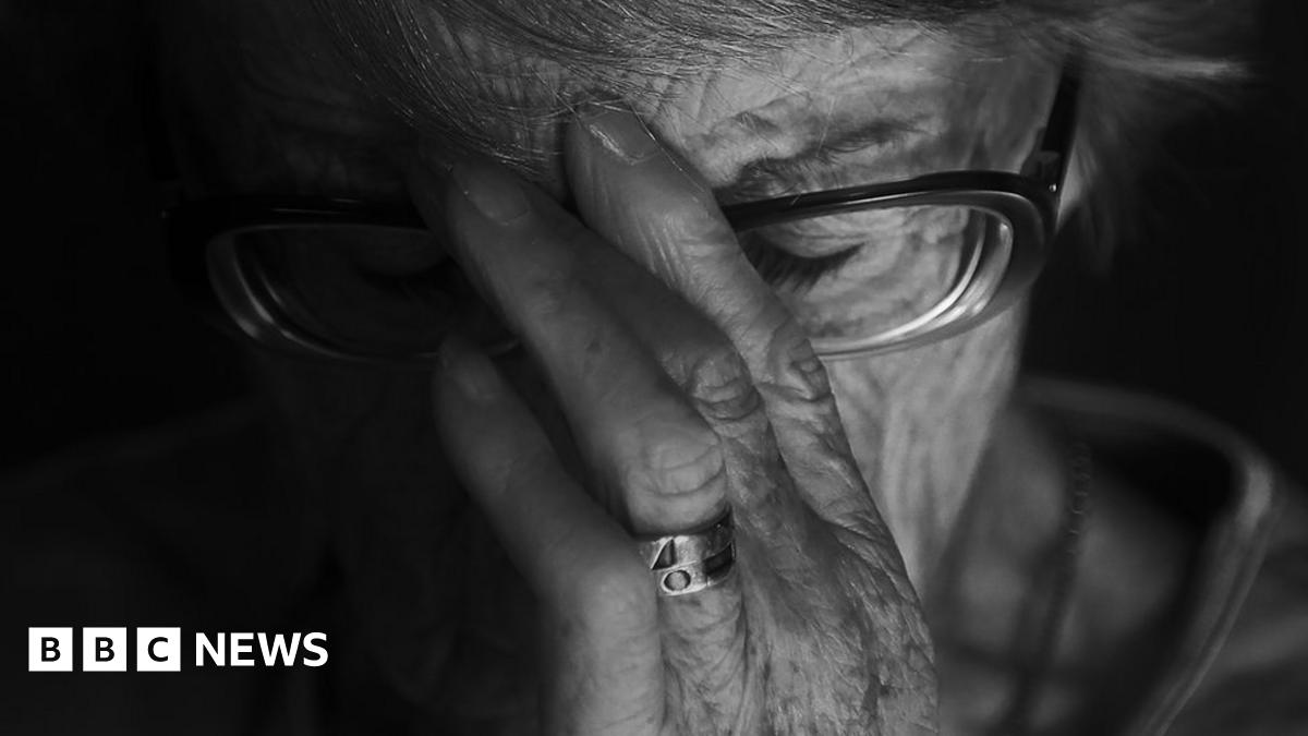 Top Nazi propagandist Goebbels' secretary dies at 106 - BBC News