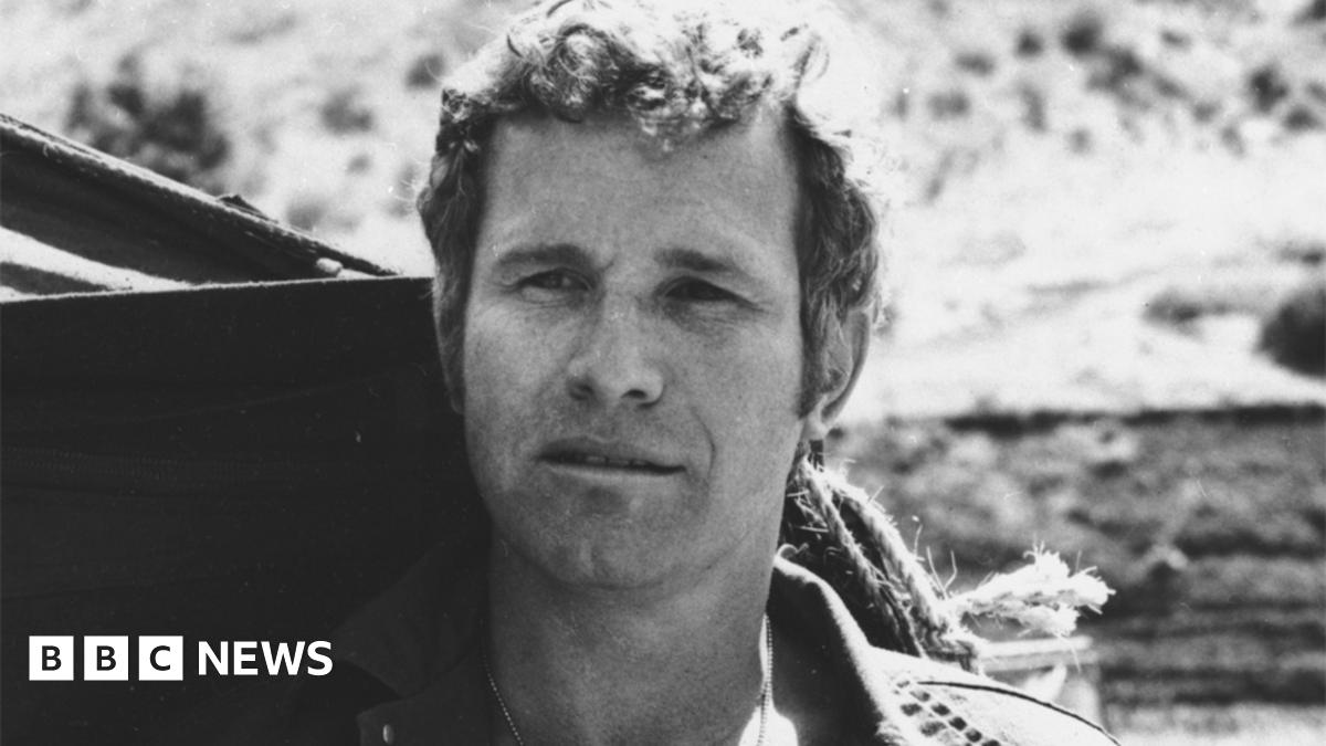 Mash star Wayne Rogers dies aged 82 - BBC News