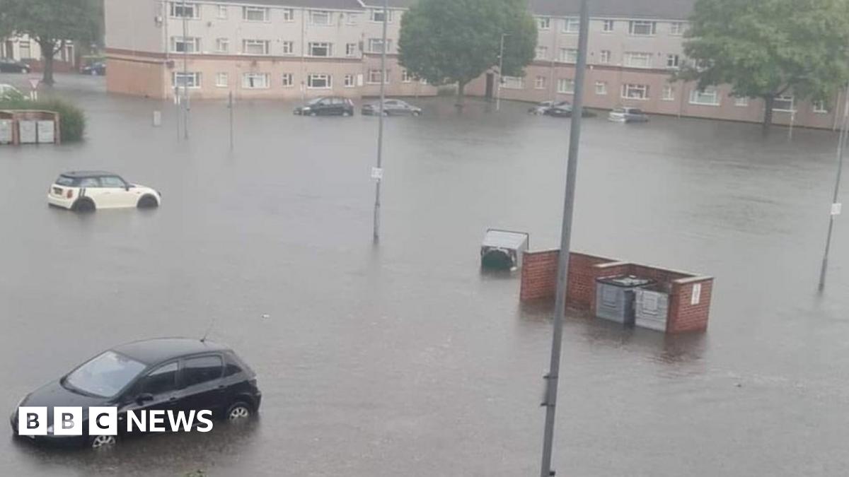 Worksop: Heavy rainfall causes flash flooding in town - BBC News