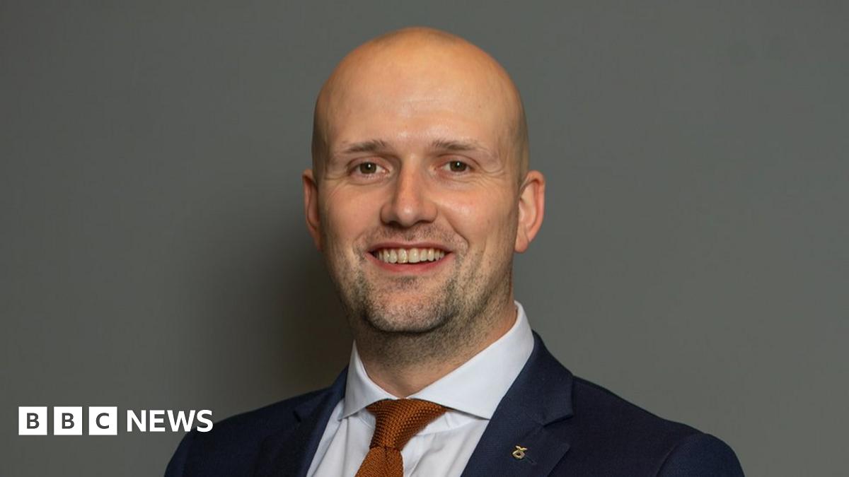 Stephen Flynn: Who is the new SNP Westminster leader? - BBC News