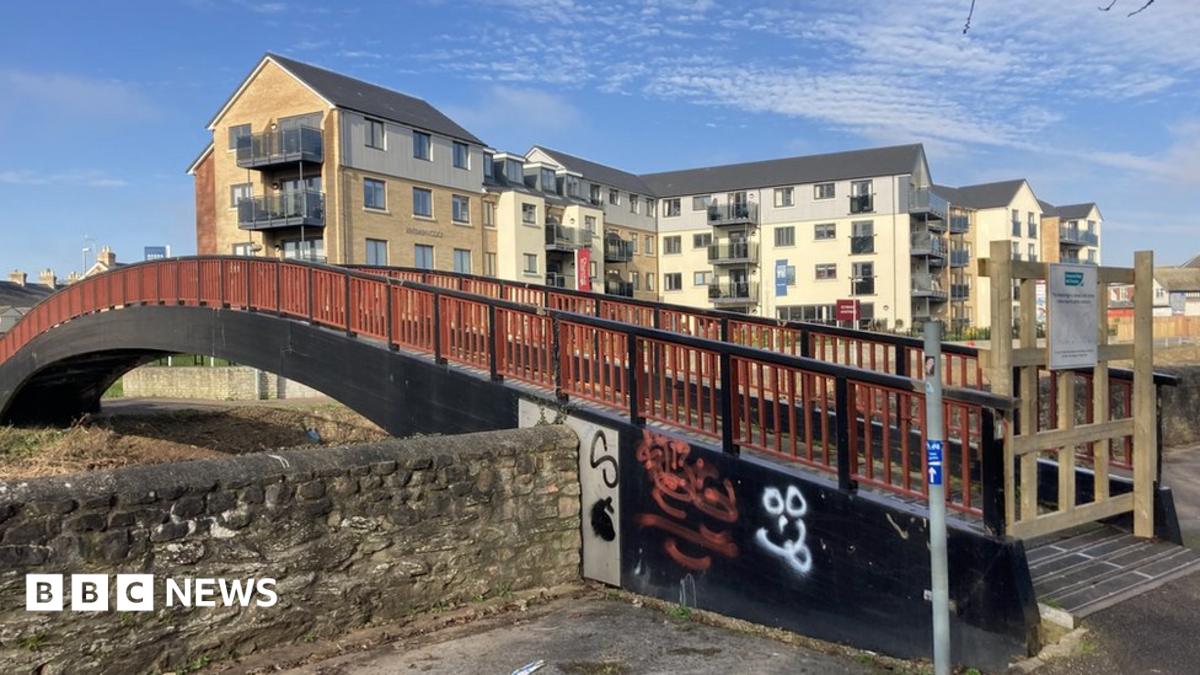 'Weak' footbridge in Taunton will not reopen to public - BBC News