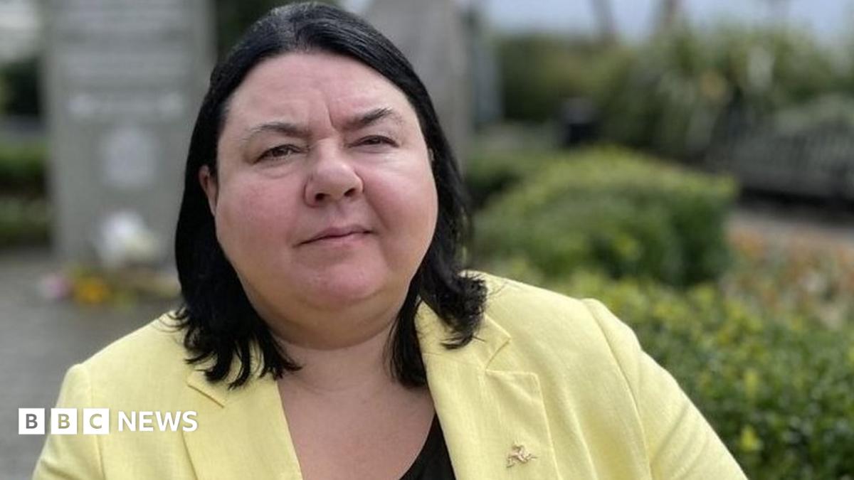 Summerland: 'I no longer feel the need to hide my scars' - BBC News