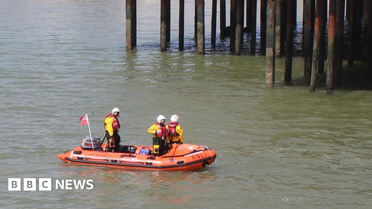 Clacton: Swimmer missing after five saved from sea - BBC News