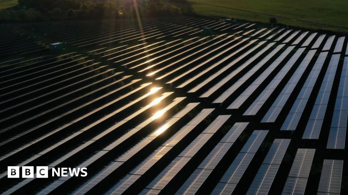 Dorset solar farm to power City of London buildings - BBC News