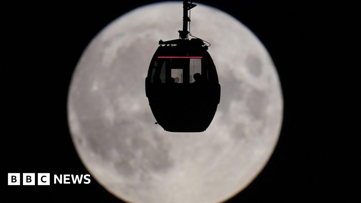 Blue supermoon: London skygazers enjoy rare lunar event - BBC News