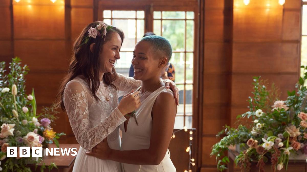 Number of people never married rises, census shows - BBC News