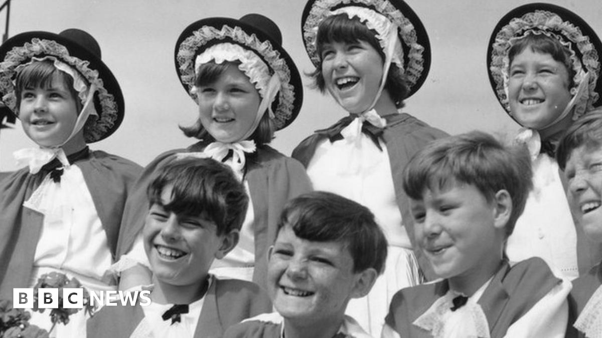 Urdd: Actor Matthew Rhys helps group celebrate 100 years - BBC News