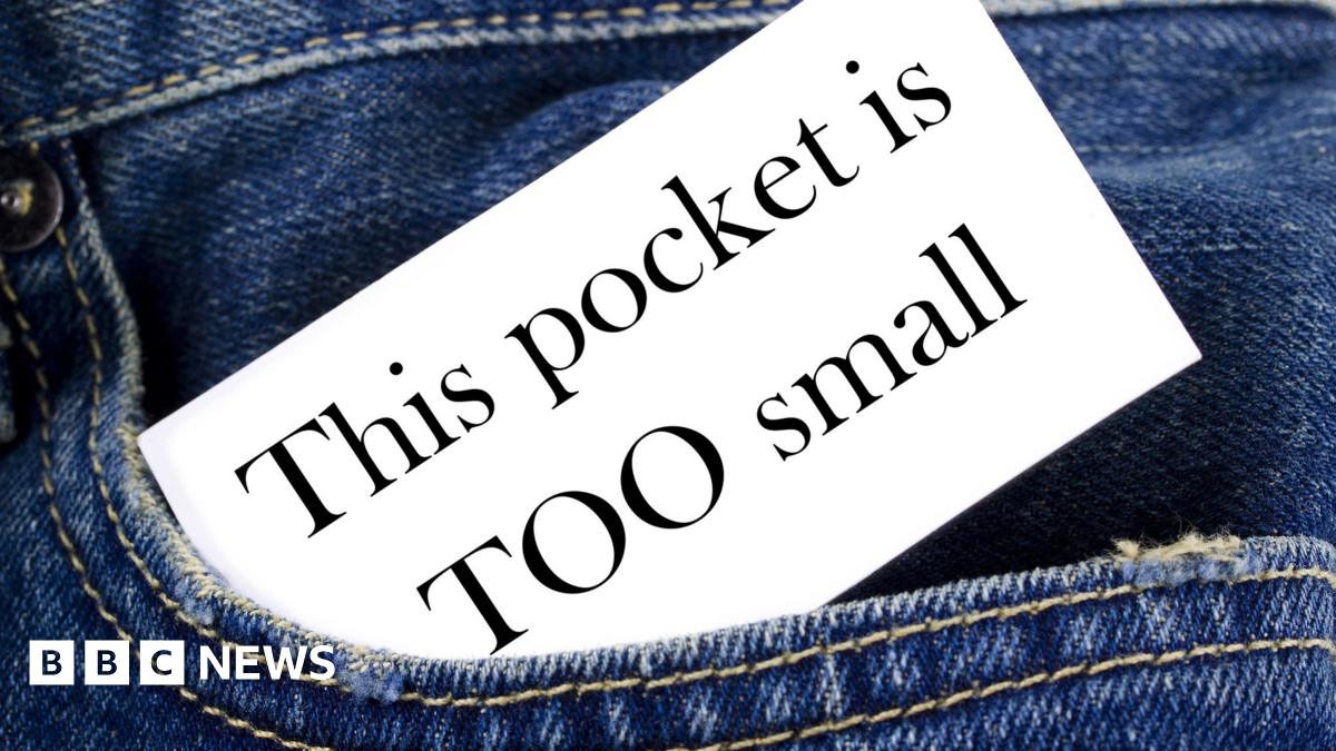 The hunt for women's clothes with pockets - BBC News